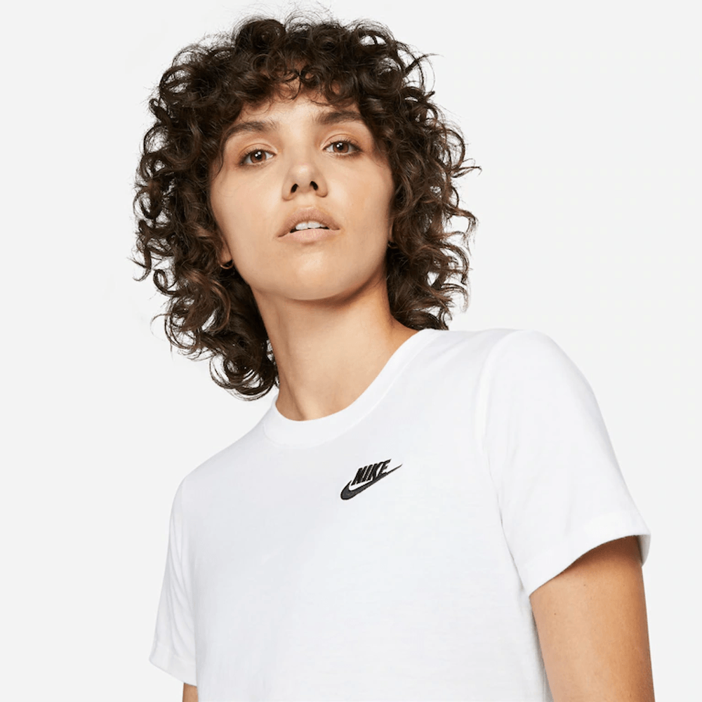 Camiseta Nike Sportswear Club Feminina DN2393 - meiassaojose